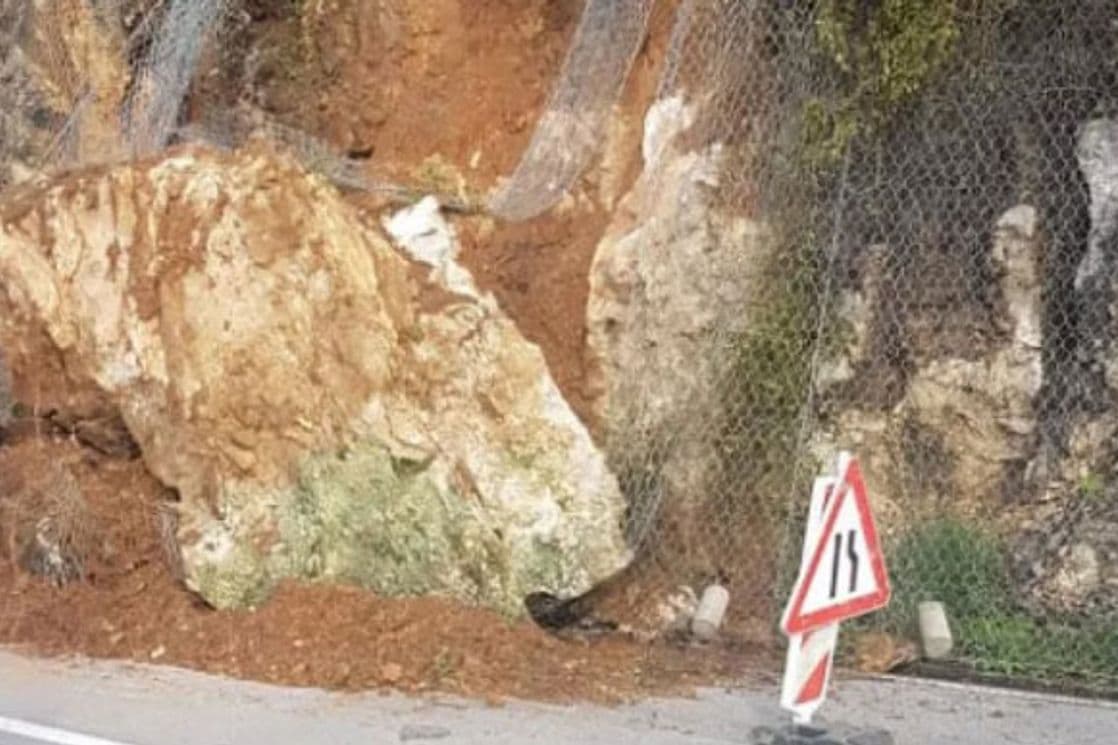 Odron na putnom pravcu Mojkovac - Bijelo Bolje, lavina na magistralnom ...
