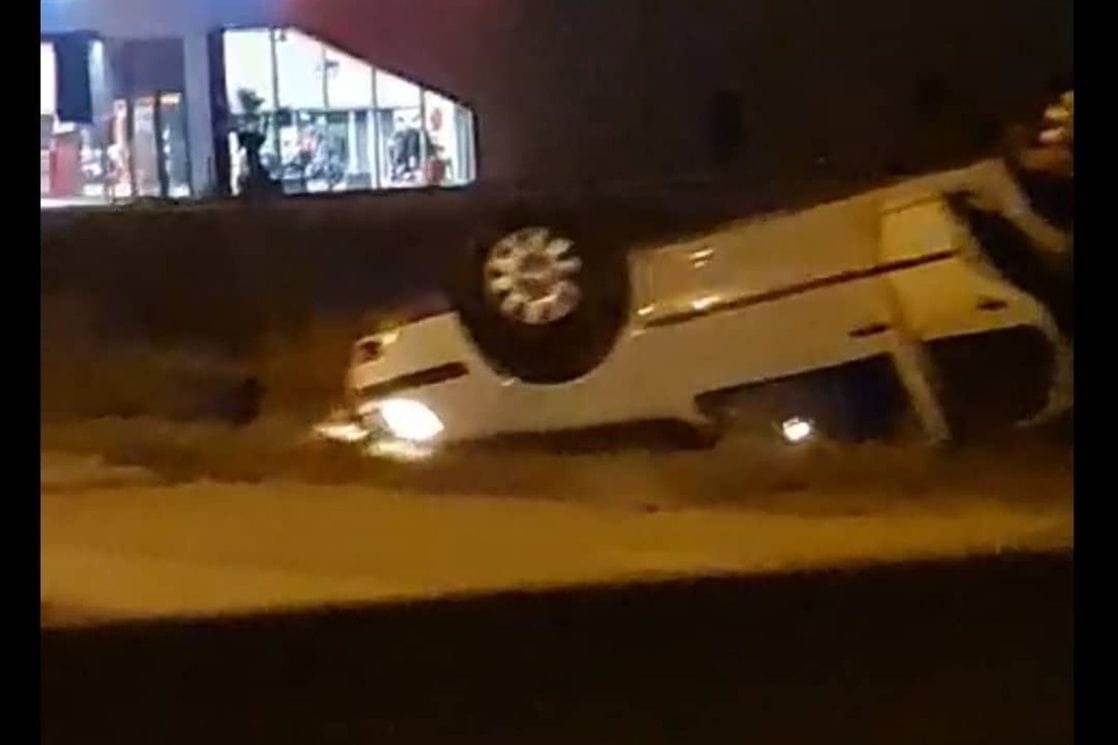 Udes na Zabjelu: Automobil se prevrnuo na krov