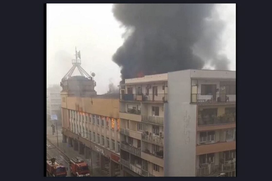 (VIDEO) Veliki požar zahvatio robnu kuću u Srbiji