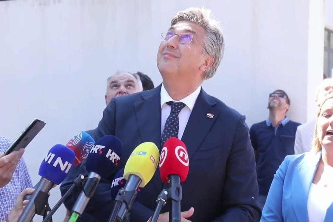 (VIDEO) Galeb „pogodio“ Plenkovića dok je davao izjavu (VIDEO) Galeb „pogodio“ Plenkovića dok je davao izjavu