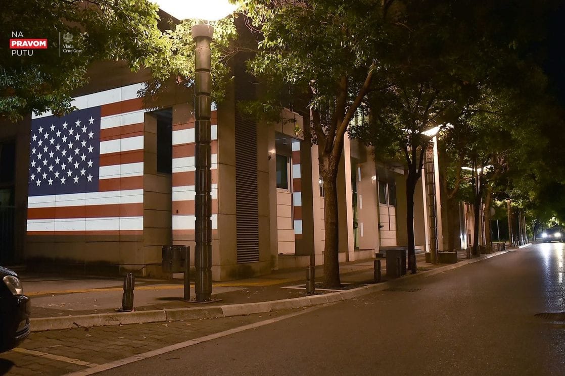 Zastava SAD na zgradama Vlade i Ministarstva odbrane povodom 11. septembra