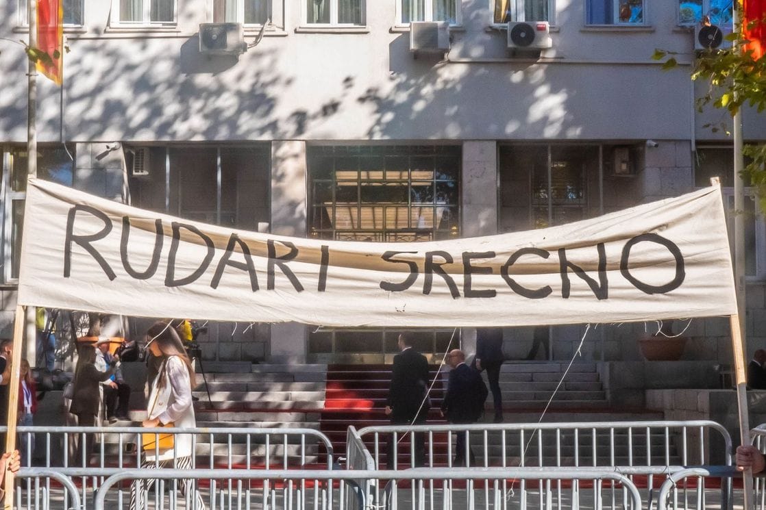 "Rudari, srećno”: Umjetnički performans za poslanike pred nastavak ...