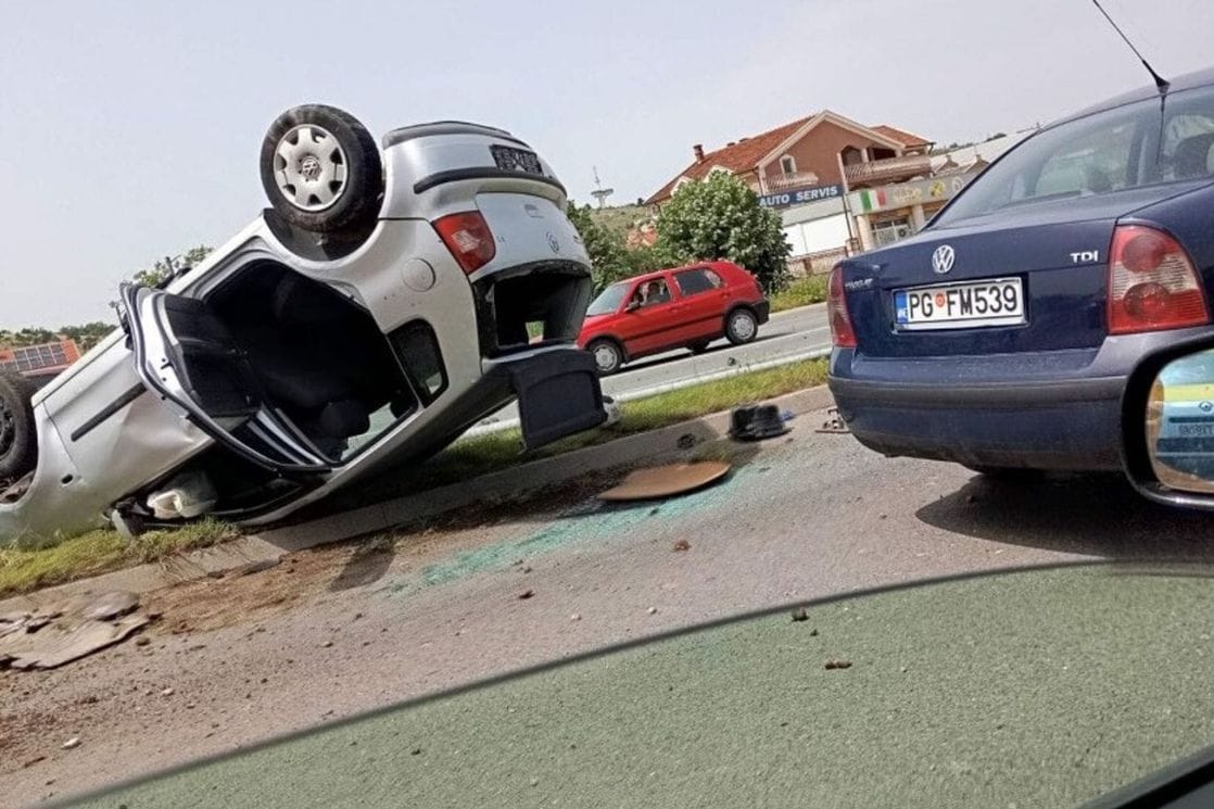 Podgorica: Vozilo završilo na krovu