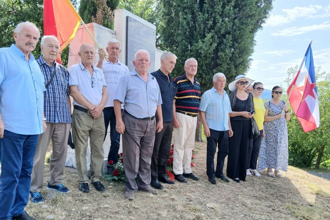 Predstavnici SUBNOR-a položili cvijeće na spomenik na Ravnom lazu u ...