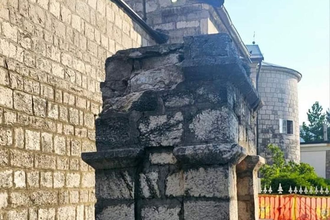 Vrh urušen, stepenik odlomljen: Pogledajte kako izgleda česma ispred ...