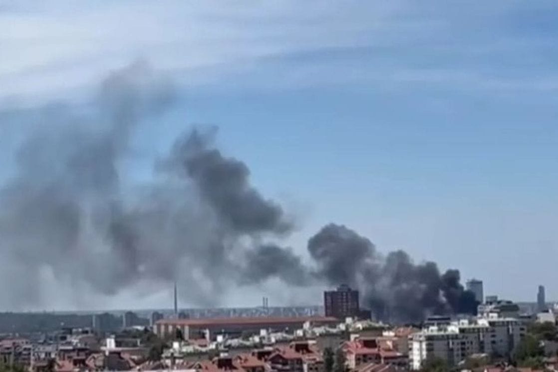 Požar u Beogradu: Gori zgrada, širi se gust dim