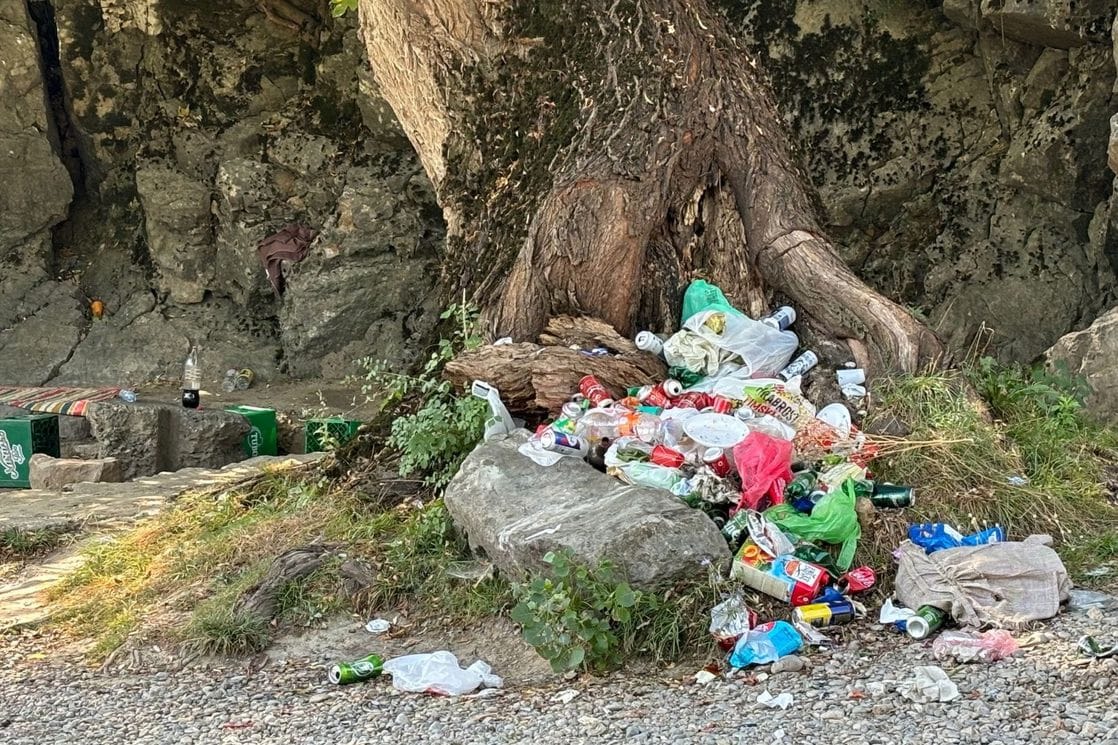 (FOTO) Ružna slika Podgorice: Kupalište u Rogamima "pliva" u smeću