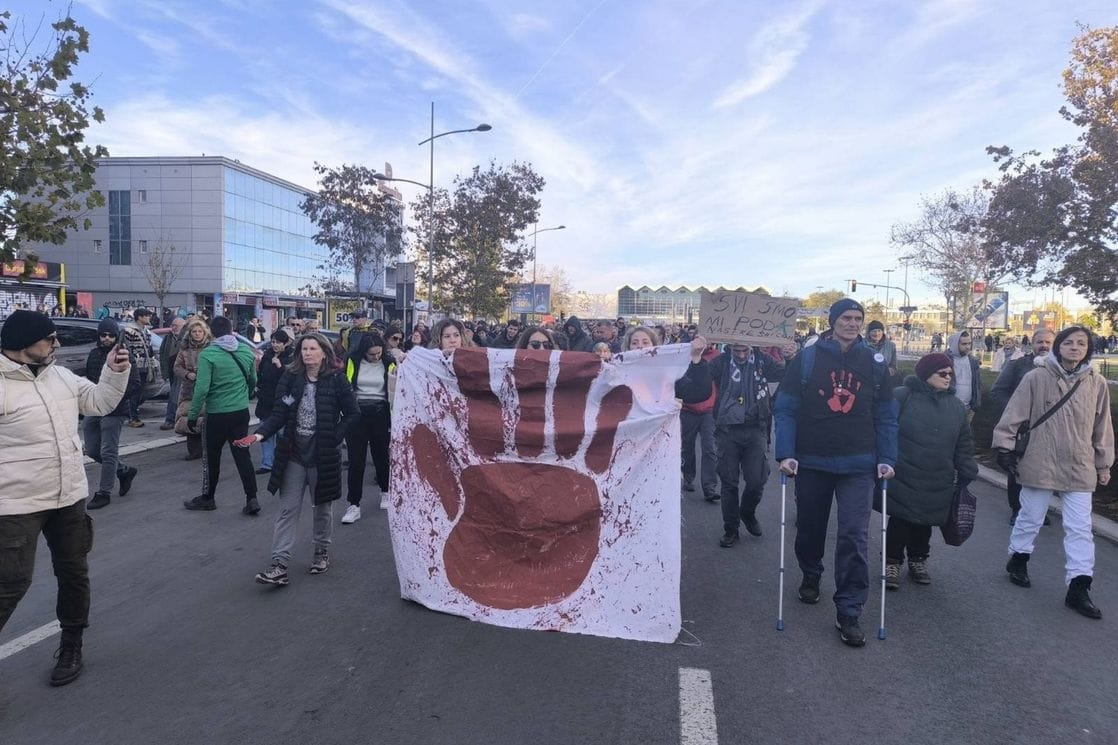 Protest u Novom Sadu, učesnici poručili: Krvave su vam ruke