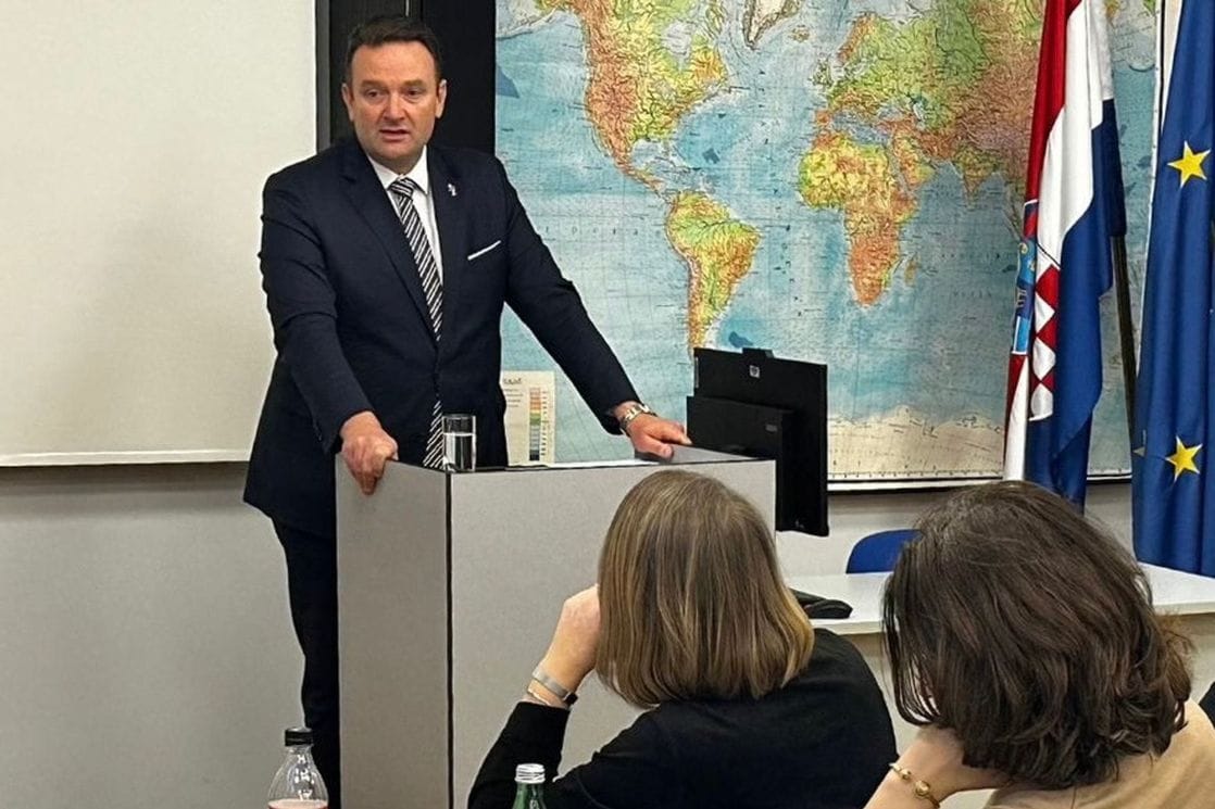 Kentera: Iako članica NATO i kandidat za EU, Crna Gora se suočava s ...