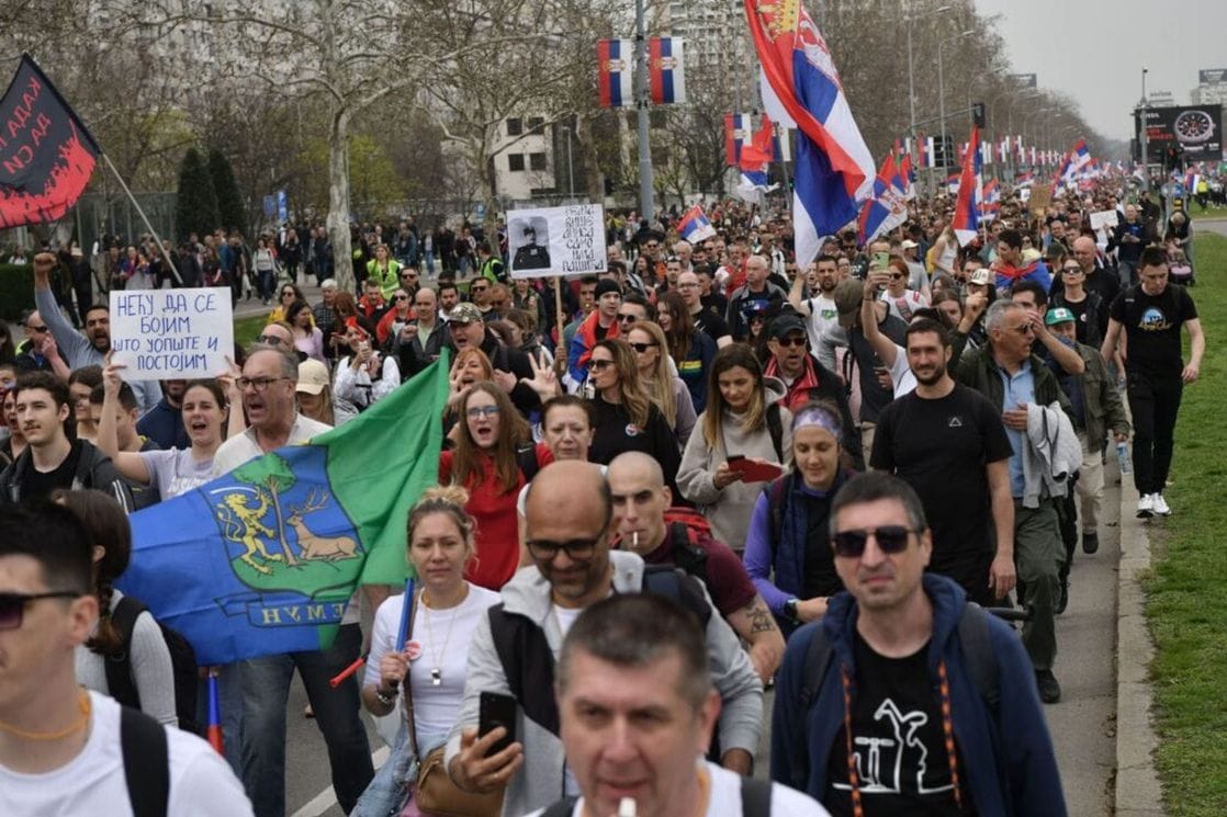 (VIDEO) Pogledajte snimak Beograda iz drona dok se sliva masa ljudi ka centru