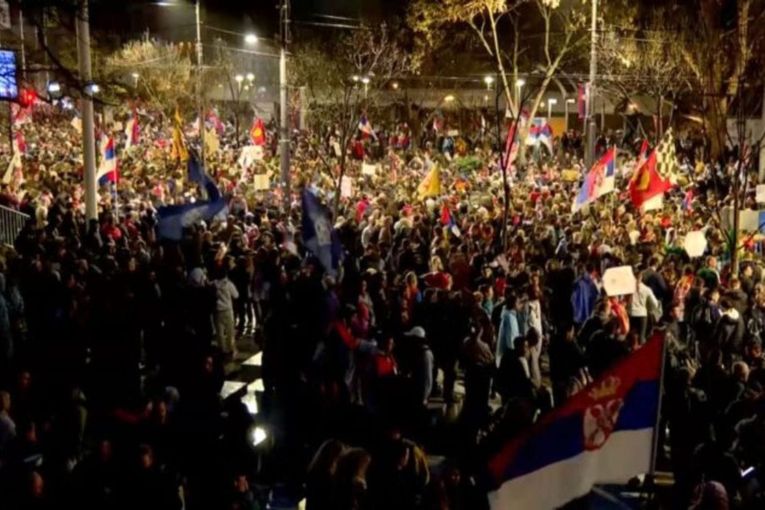 Studentski redari i bajkeri prazne prostor oko Skupštine da ne bi došlo ...