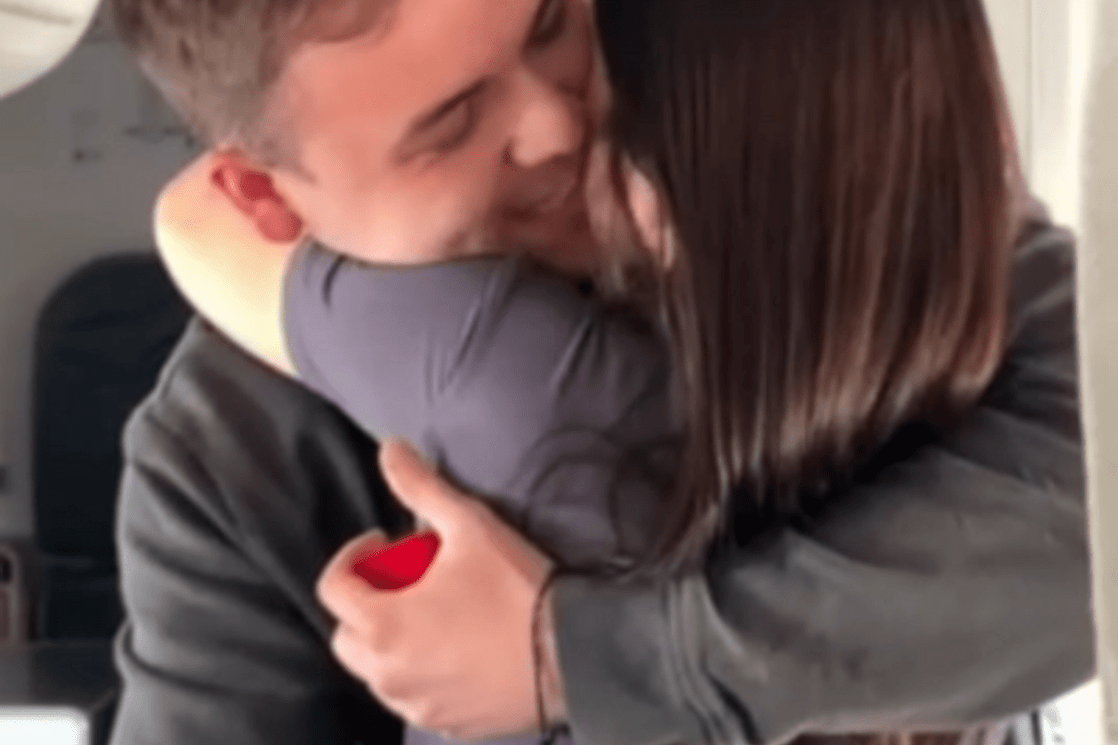 (VIDEO) Spektakularna vjeridba: Mladić zaprosio djevojku na letu Air Montenegro-a