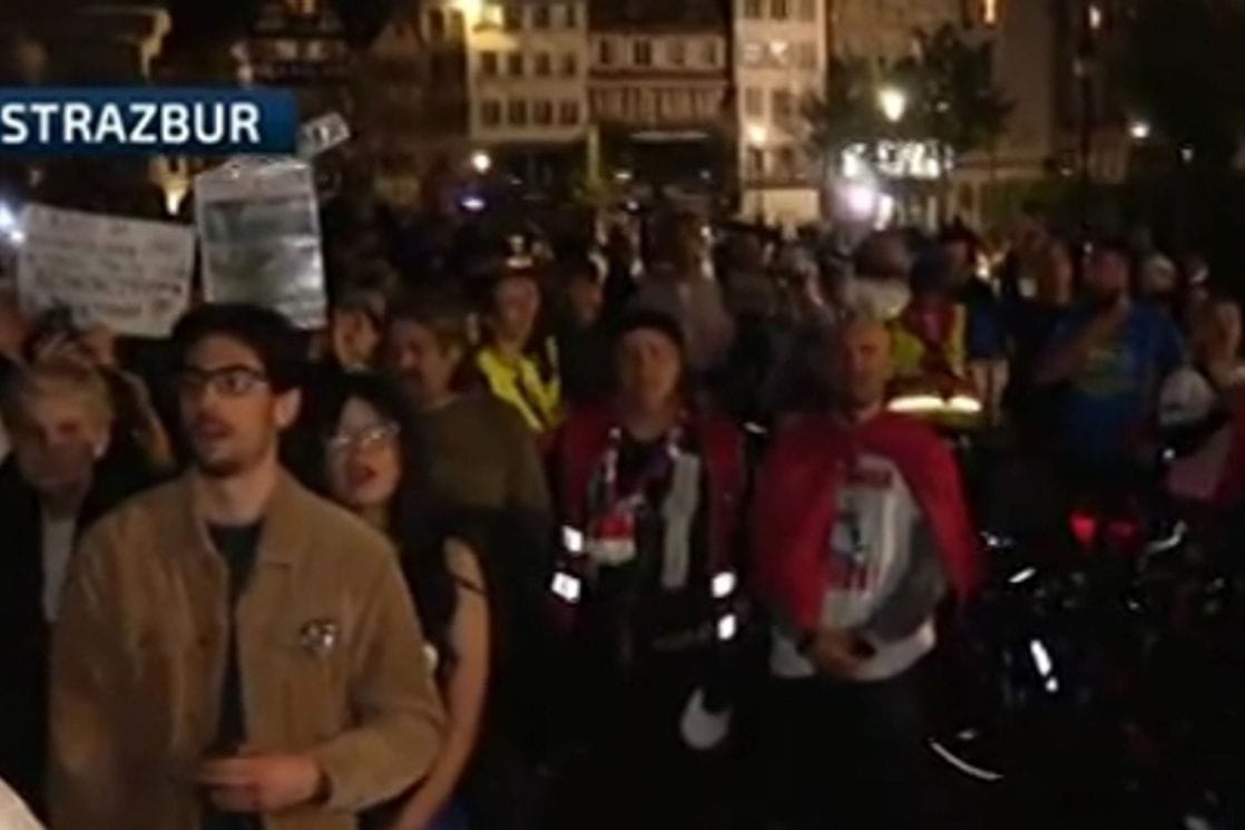 Srpski studenti stigli u Strazbur, dočekale ih hiljade ljudi