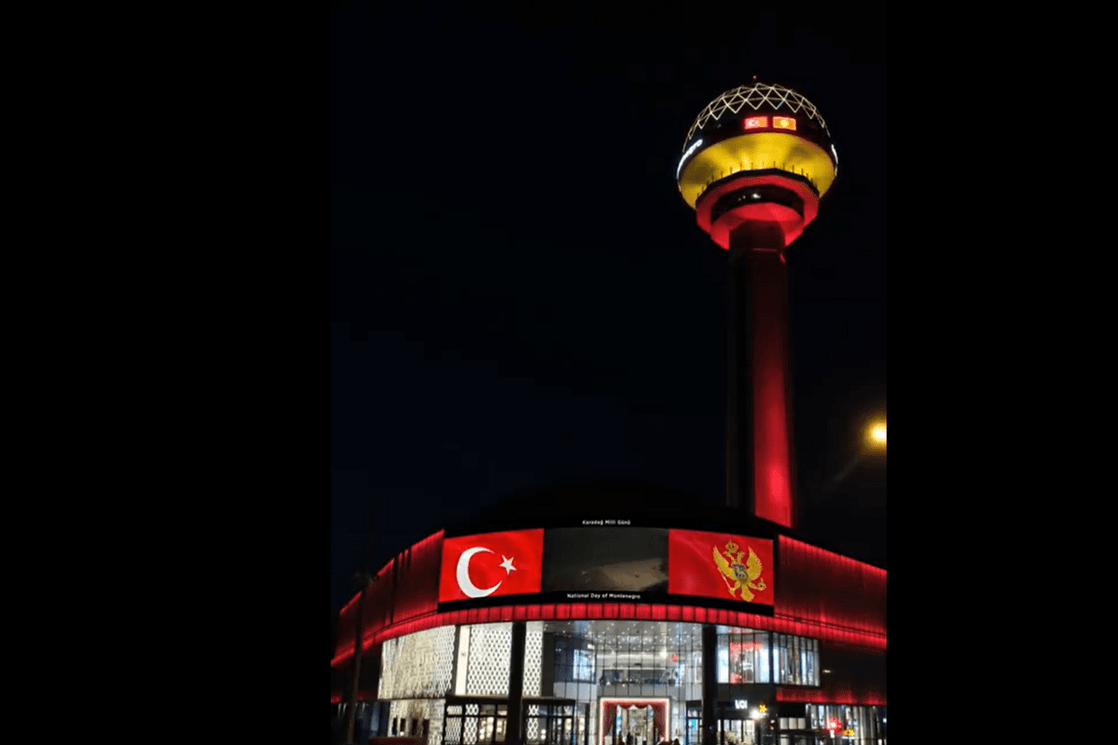 (VIDEO) Povodom Dana državnosti: Simbol Ankare u bojama crnogorske zatave