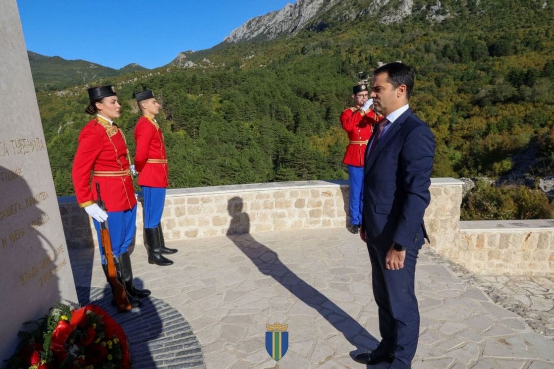 Polaganjem vijenaca u Tuđemilima obilježen Dan Vojske Crne Gore ...
