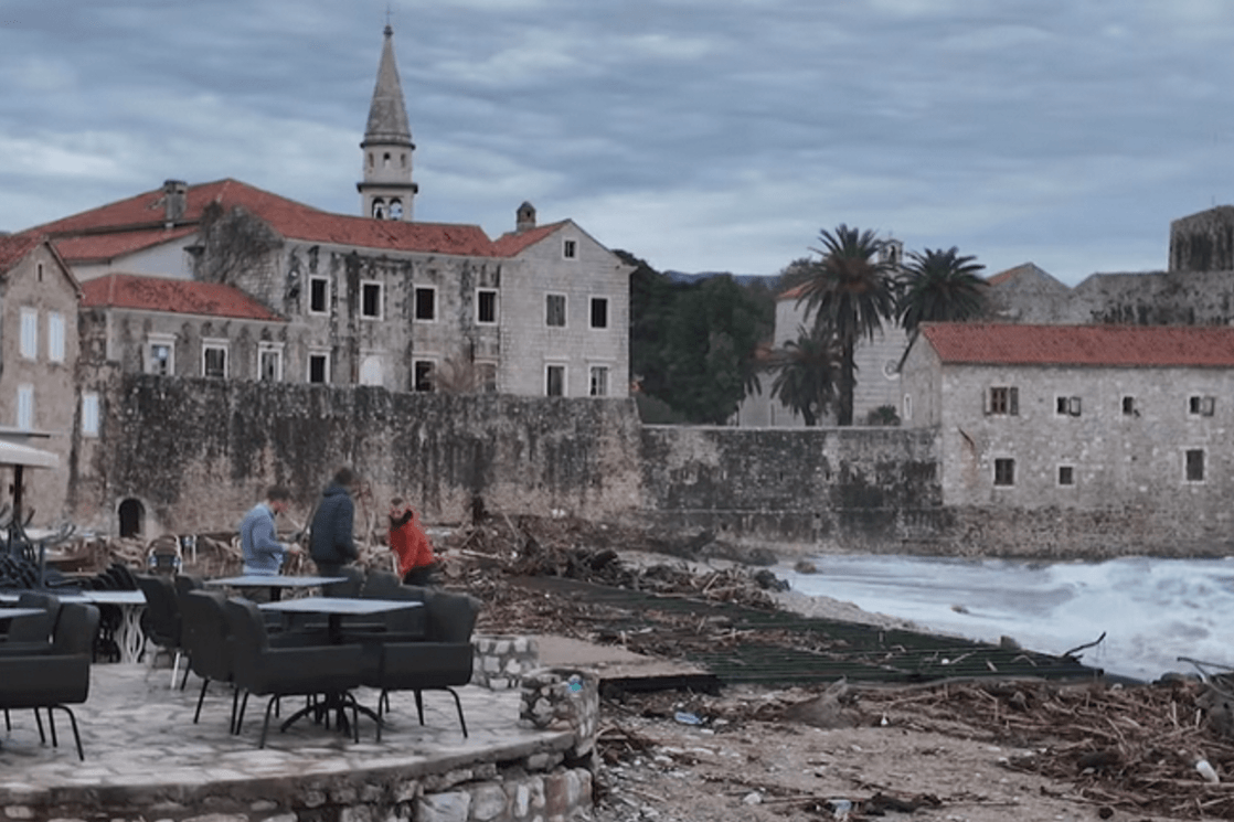Budva: Uz obalu rasuti plastika i različite vrste smeća